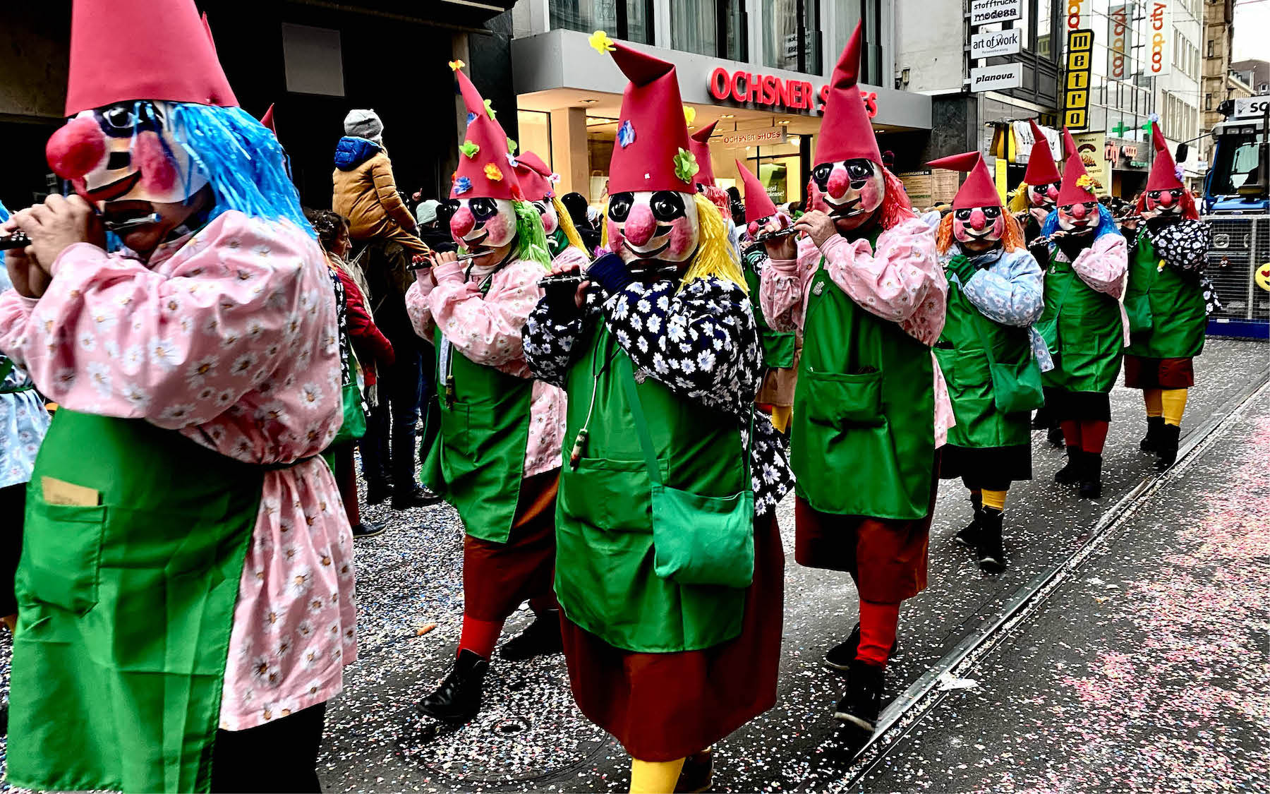 Der Cortège am Montagnachmittag und am Abend geht’s Kreuz und quer ...